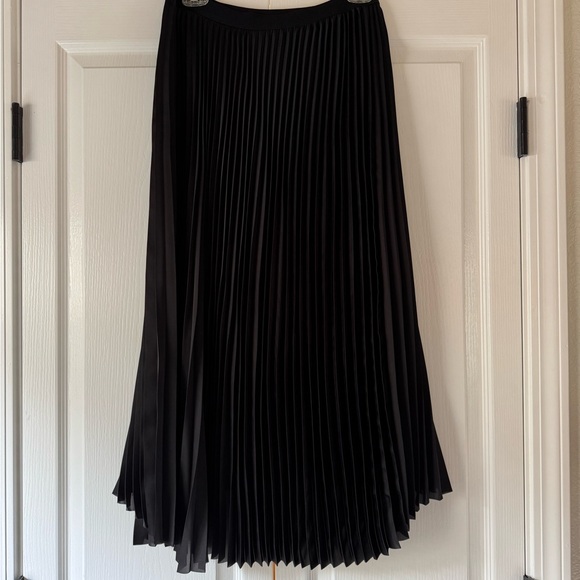 Chelsea28 | Skirts | Chelsea28 Black Pleated Midi Skirt | Poshmark